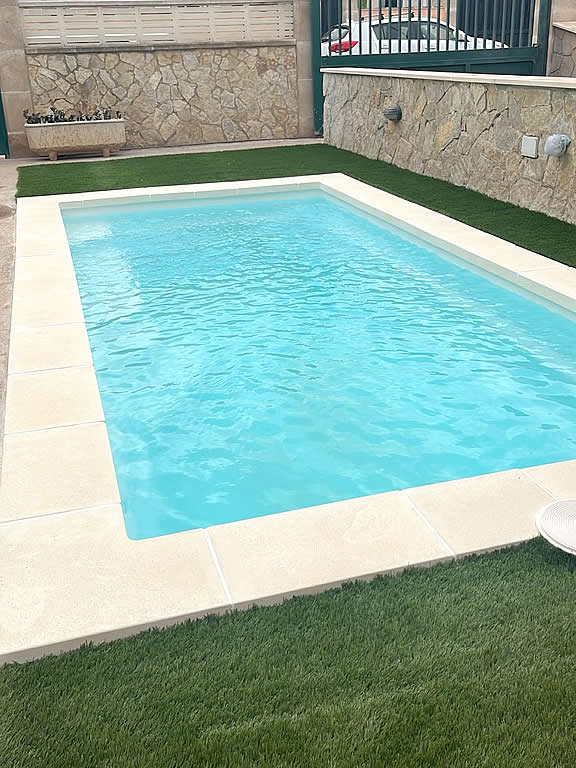 Instalación de piscina prefabricada Smart Lane en maratxi con césped artificial – Puigcercós